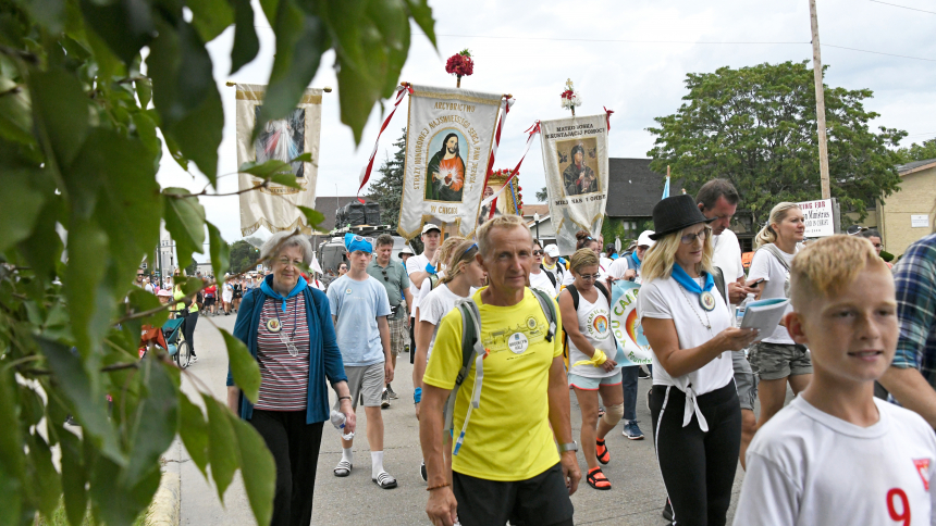 Thousands join prayerful Marian pilgrimage from Chicago to Merrillville ...